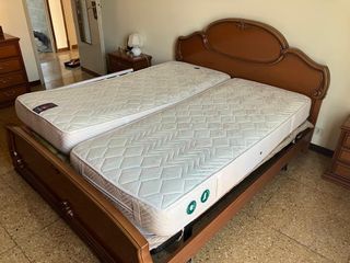 Letto matrimoniale con materassi rete a doghe.