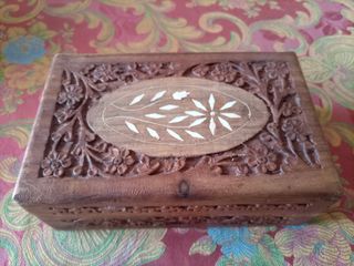 scatola in legno intarsiato