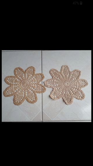 N.2  centrini vintage fatti a mano diametro cm 18