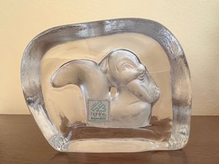 Blocco di cristallo con scoiattolo 