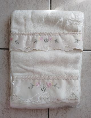 Set 2 asciugamani nuovi con ricami rosa e merletti