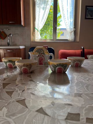 Set di tazze e teiera