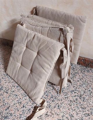 Cuscini quadrati in tessuto iuta