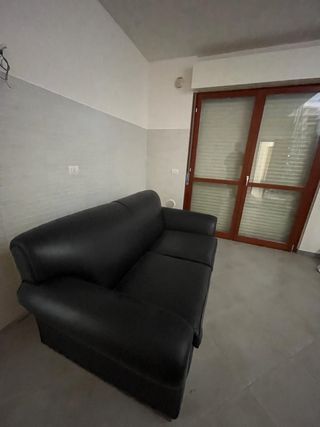 Divano nero artigianale 