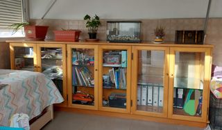 Vitrina de madera maciza