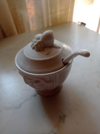 zuccheriera con cucchiaio