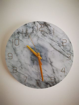 orologio effetto marmo