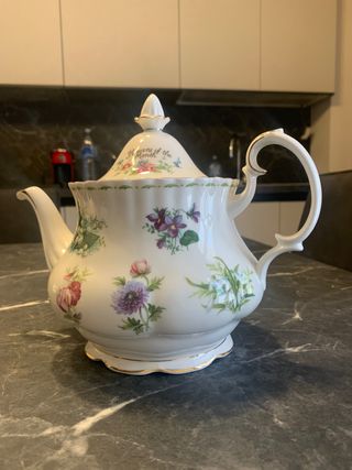 Teiera Royal Albert flower's of the month 1984