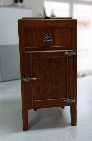 Bellissima ghiacciaia antica in legno massello 