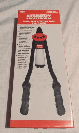 rivettatrice manuale con serbatoio mai usata