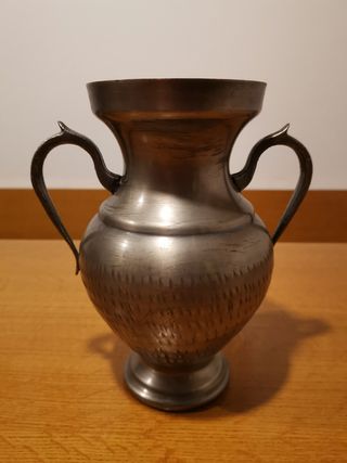 Vaso in metallo rifinito a mano