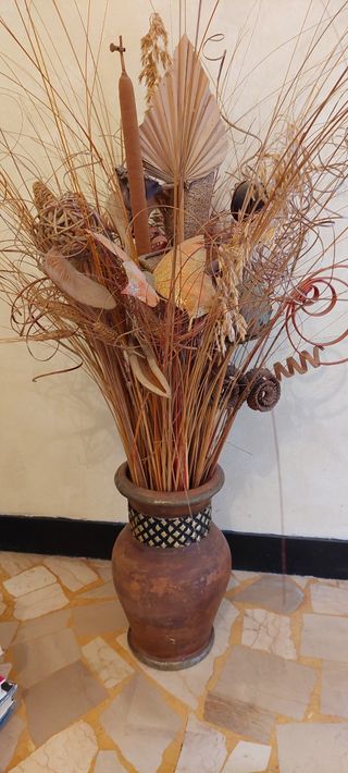 vaso etnico con fiori secchi