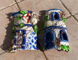 Due piccole tegole decorate con motivi marinari