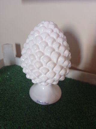 pigna in ceramica bianca