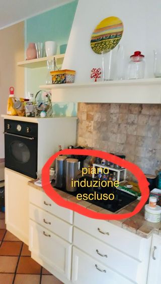 Cucina con elettrodomestici e tavolo