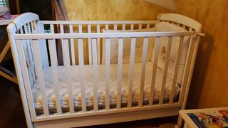 Lettino bambino color panna con sbarre e cassetto