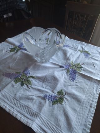 centrotavola  con rami di glicine che sembrano ver