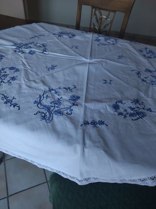 elegantissimo centrotavola rotondo con ricami flor