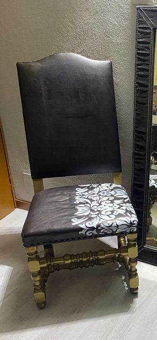 Sedie restaurate e decorate a mano in pelle
