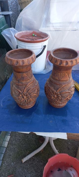 due vasi in finto legno euro 3.50 cad 