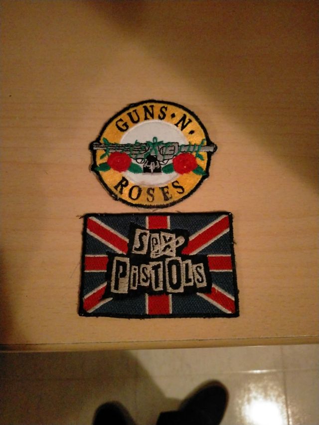 Parches Bordados Sex Pistols Y Guns And Roses De Segunda Mano Por 1 Eur En La Nucia Hill