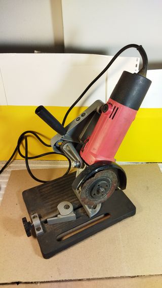 Smerigliatrice angolare con il supporto per il tag