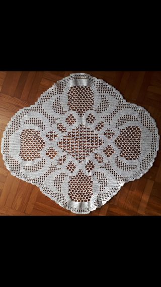 Centro tavola vintage fatto a mano cm.55x50. Nuovo