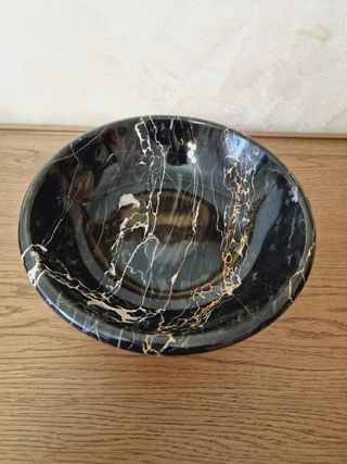vaso in marmo nero cin venature