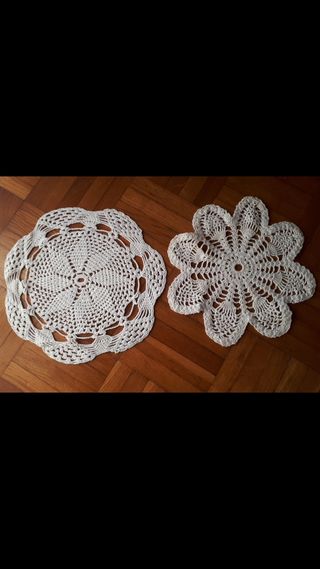 N.2 centrini vintage fatti a mano cm.21 e 23