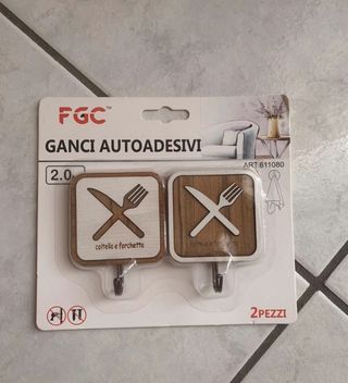 Ganci adesivi