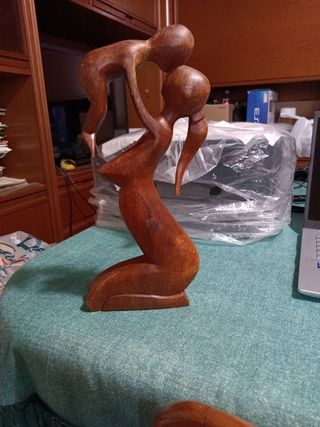 statuetta in legno intagliata a mano
