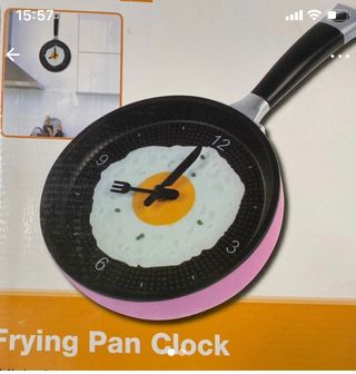 Orologio da cucina con uovo a tegamino rosa