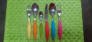 set di posate colorato 24 pezzi