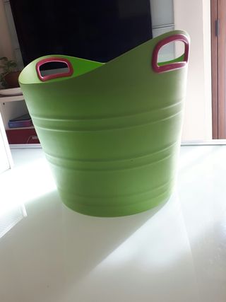 cesta colorata portabiancheria o portagiochi