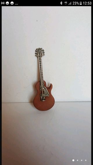 Piccola chitarra in legno e argento cm.2.5x7.3
