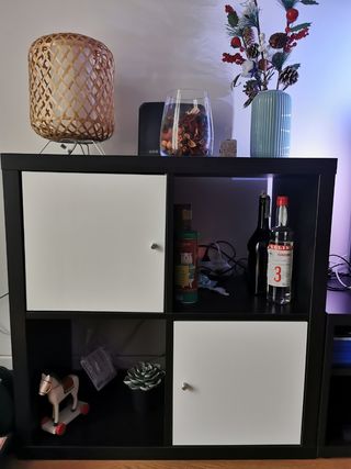 Mobile con scaffalature e sportelli