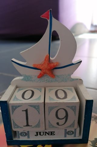 Calendario in legno da tavolo universale