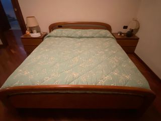 Letto matrimoniale con comodini