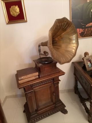 grammofono più due porta dischi con dischi 