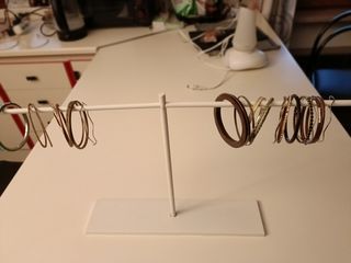 espositore bracciali e altri gioielli 