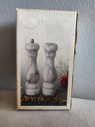 sale e pepe in marmo con scatola