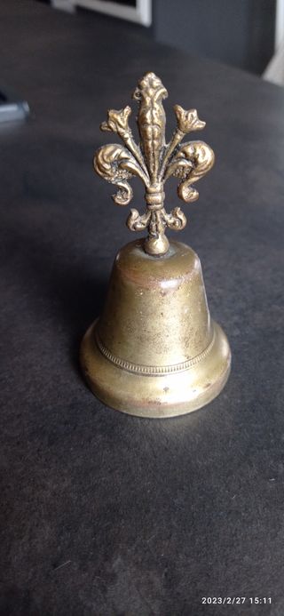 Campanella vintage da tavolo con giglio