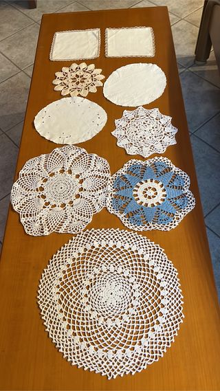 Set di 9 centrini fatti a mano