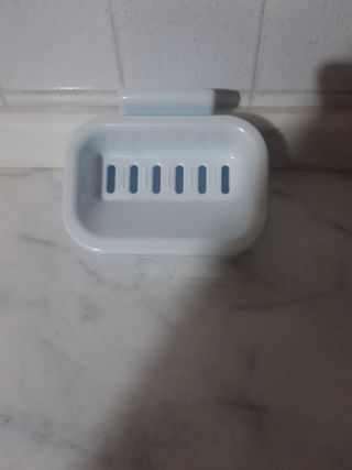 Portasapone bianco in plastica.