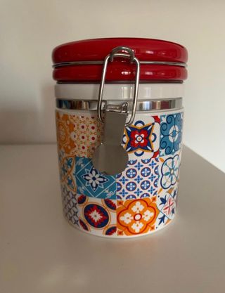 Lotto con barattolo da cucina e vasetto 