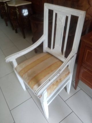 Poltroncina gialla a striscie