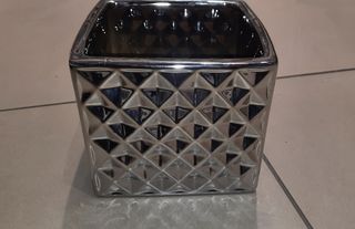 Vaso argentato con rilievi a rombo