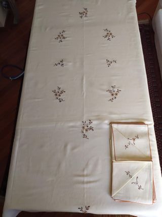 Tovaglia rettangolare ricamata a mano