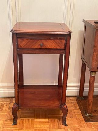 Comodino vintage con un cassetto