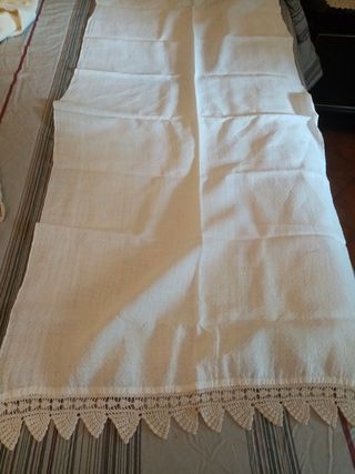 asciugamano rifinito all'uncinetto 